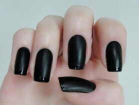 Esmalte preto fosco: 30 ideias de como apostar nessa tendência