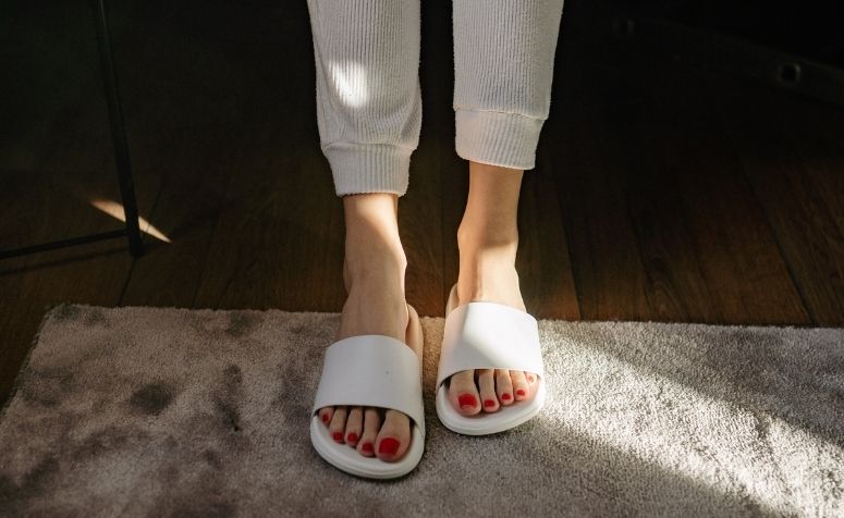 Chinelo slide: o calçado do momento que promete conforto e estilo
