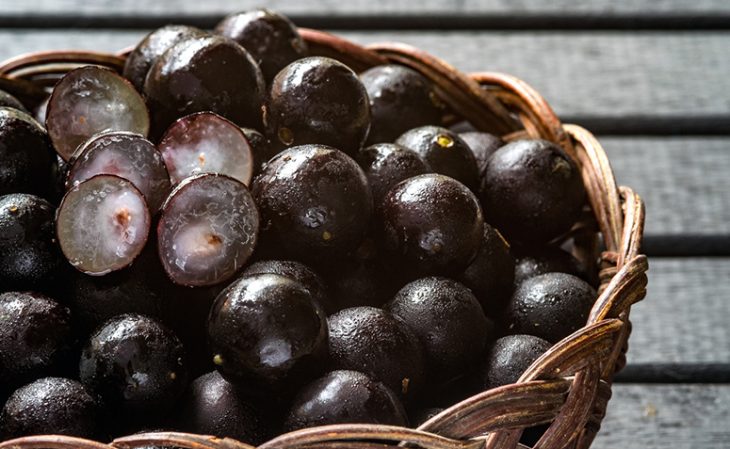 Jabuticaba: 7 benefícios SENSACIONAIS dessa frutinha popular