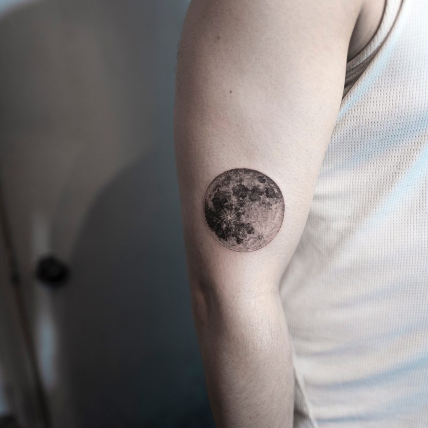 Tatuagem de Lua: 20 fotos com desenhos LINDOS e perfeitos para você!