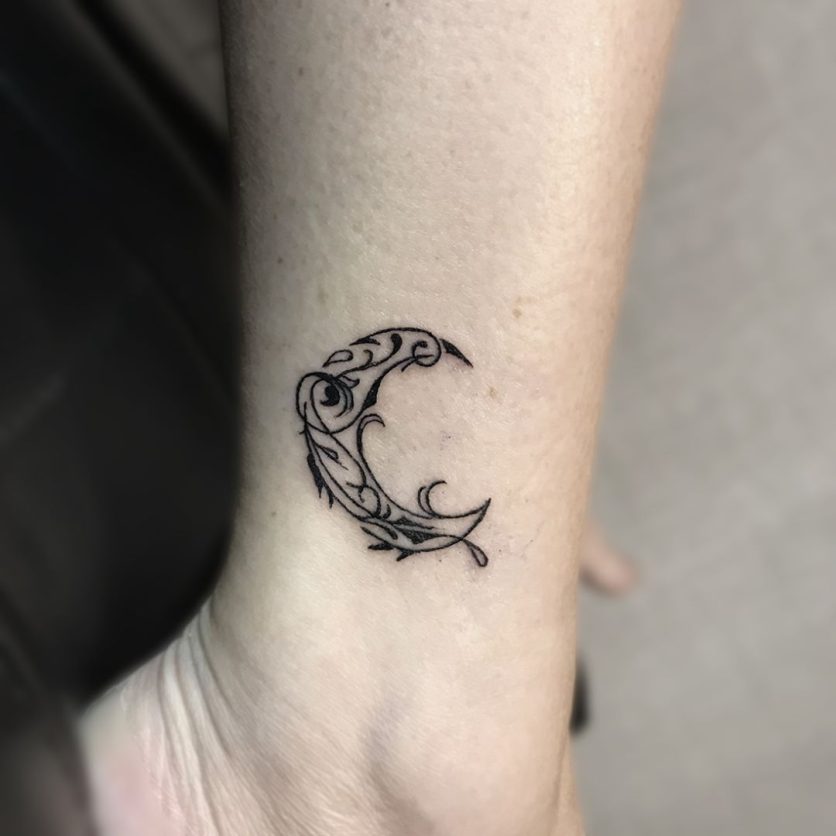 Tatuagem de Lua: 20 fotos com desenhos LINDOS e perfeitos para você!