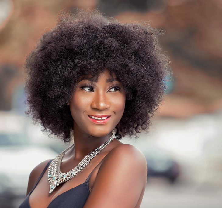 Cabelo crespo: tipos, cuidados, cortes, penteados e muitas fotos [GUIA]