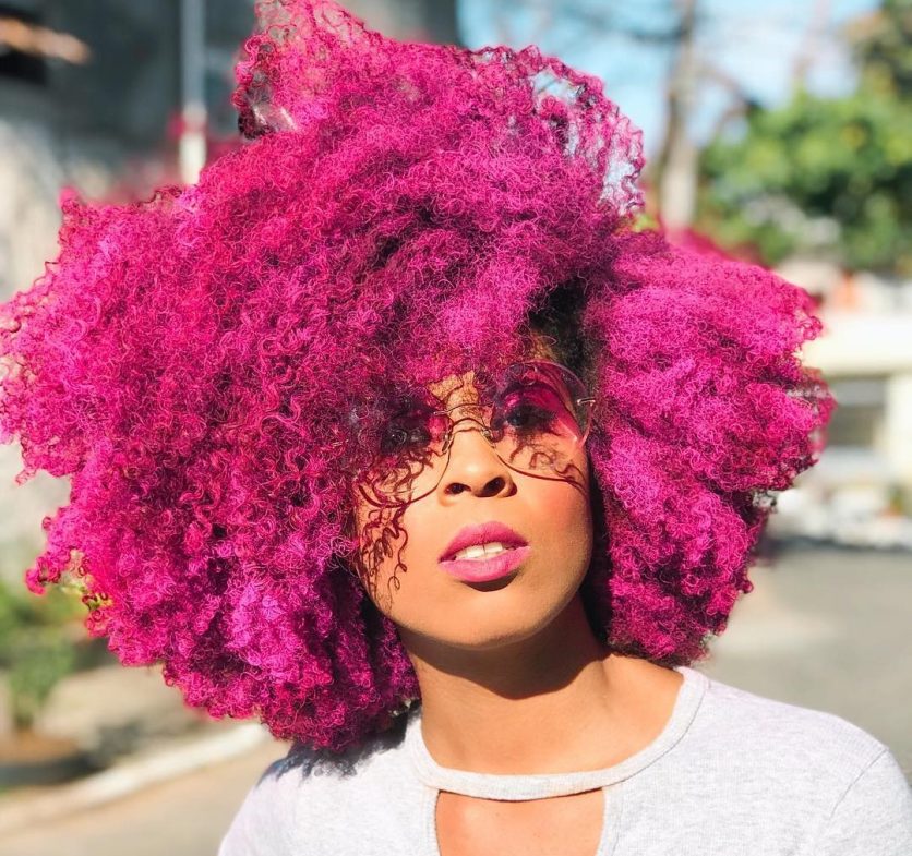 Cabelo crespo: tipos, cuidados, cortes, penteados e muitas fotos [GUIA]