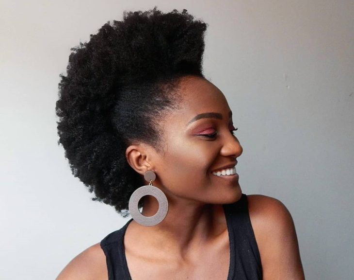 Cabelo crespo: tipos, cuidados, cortes, penteados e muitas fotos [GUIA]