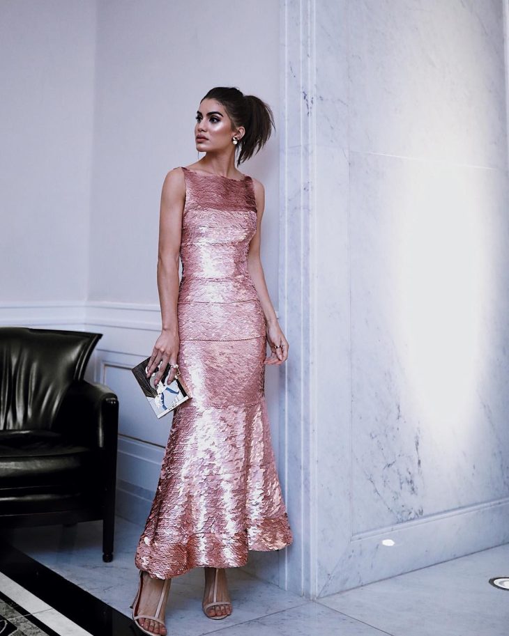 75 modelos de vestido rosa para sair de casa arrasando