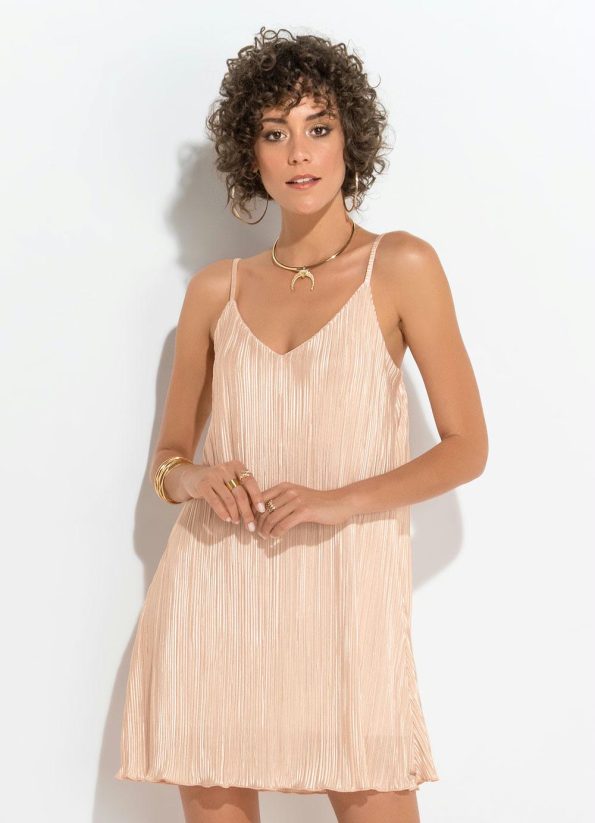 75 modelos de vestido rosa para sair de casa arrasando