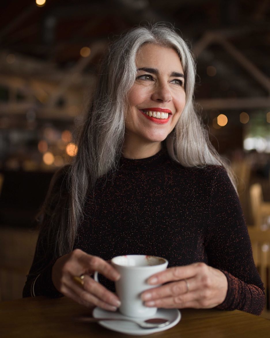 Cabelo branco: como disfarçar ou aderir a este visual empoderador
