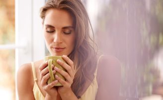 Desinchá: funciona mesmo? TUDO SOBRE o chá que as famosas amam