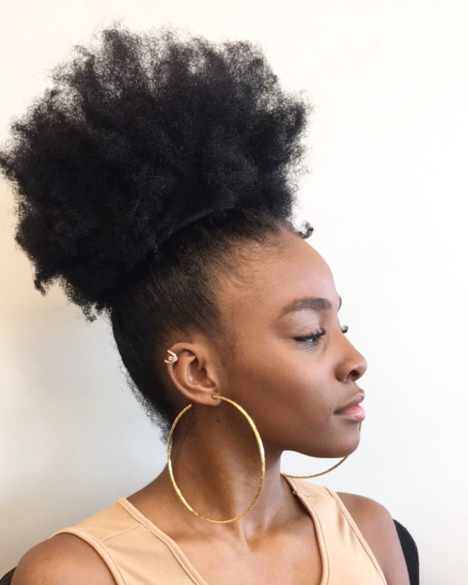 Penteados afros: 75 ideias incríveis para se inspirar