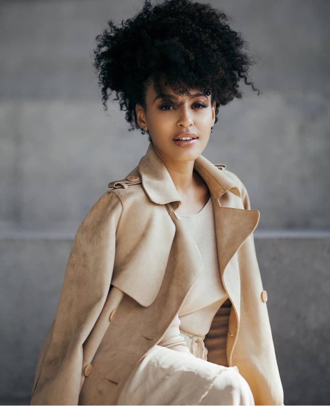 Penteados afros: 75 ideias incríveis para se inspirar