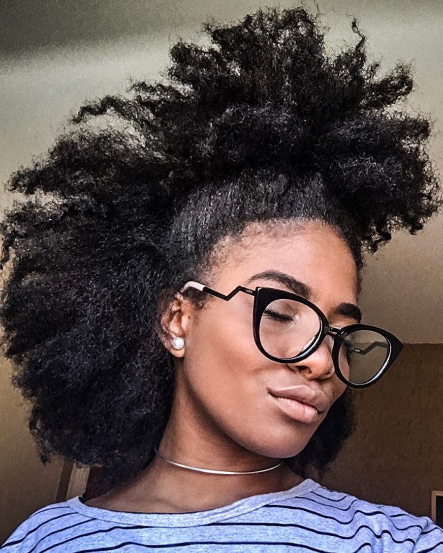 Penteados afros: 75 ideias incríveis para se inspirar