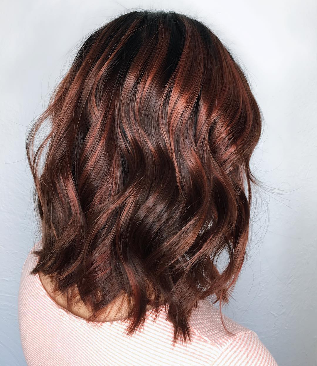 Castanho acobreado: 40 ideias e como alcançar esse tom elegante