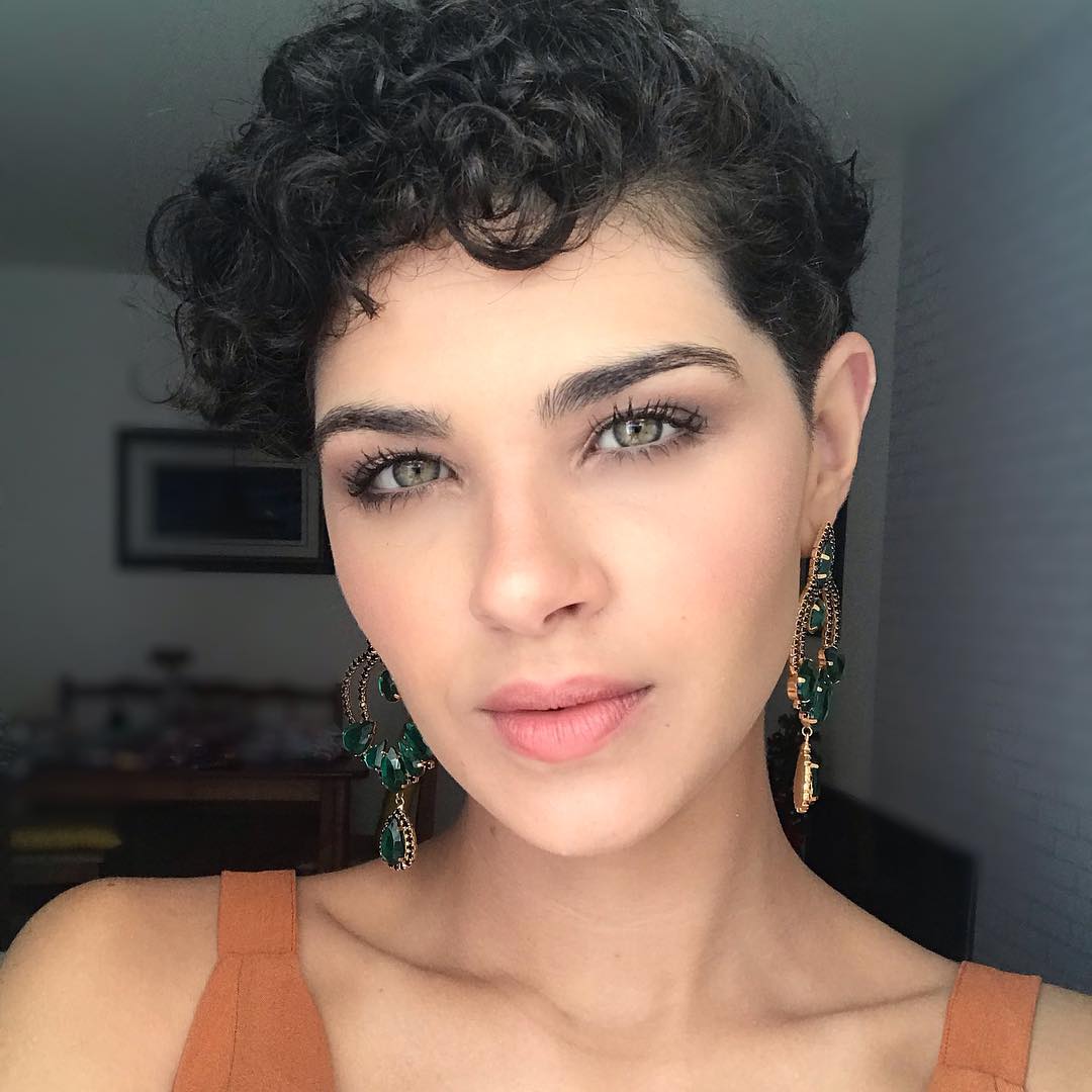 Corte de cabelo para rosto oval: 40 ideias para valorizar os traços