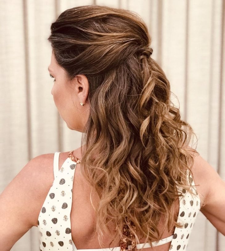 Penteados com cachos: 50 fotos + tutoriais para um visual elegante