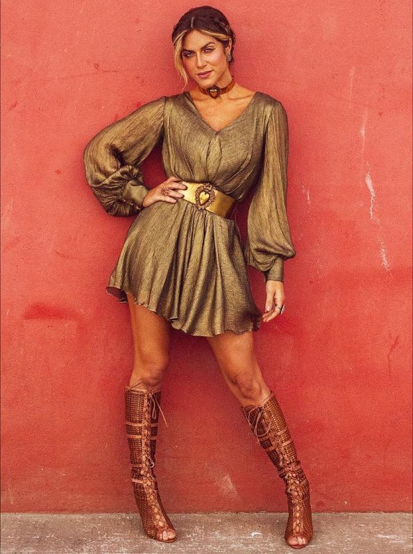 Vestido dourado: 54 modelos para brilhar em todas as ocasiões