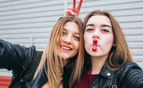 Legenda para foto com prima: 50 opções cheias de carinho