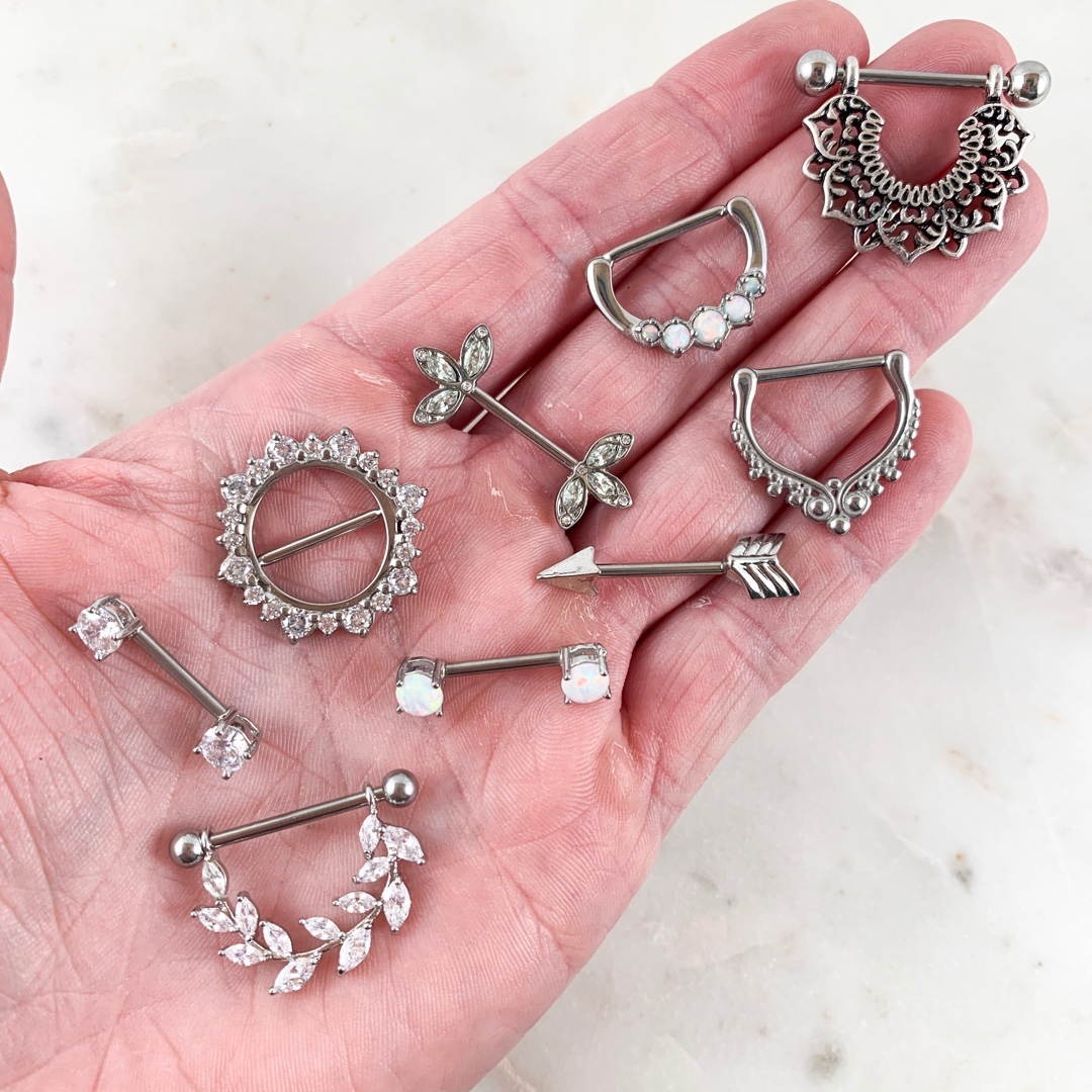 Piercing no mamilo: o que saber antes de colocar e peças para te inspirar