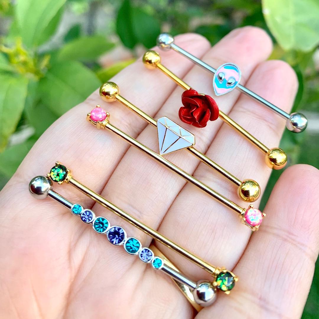 Piercing transversal: dúvidas, cuidados e fotos para querer furar a ...