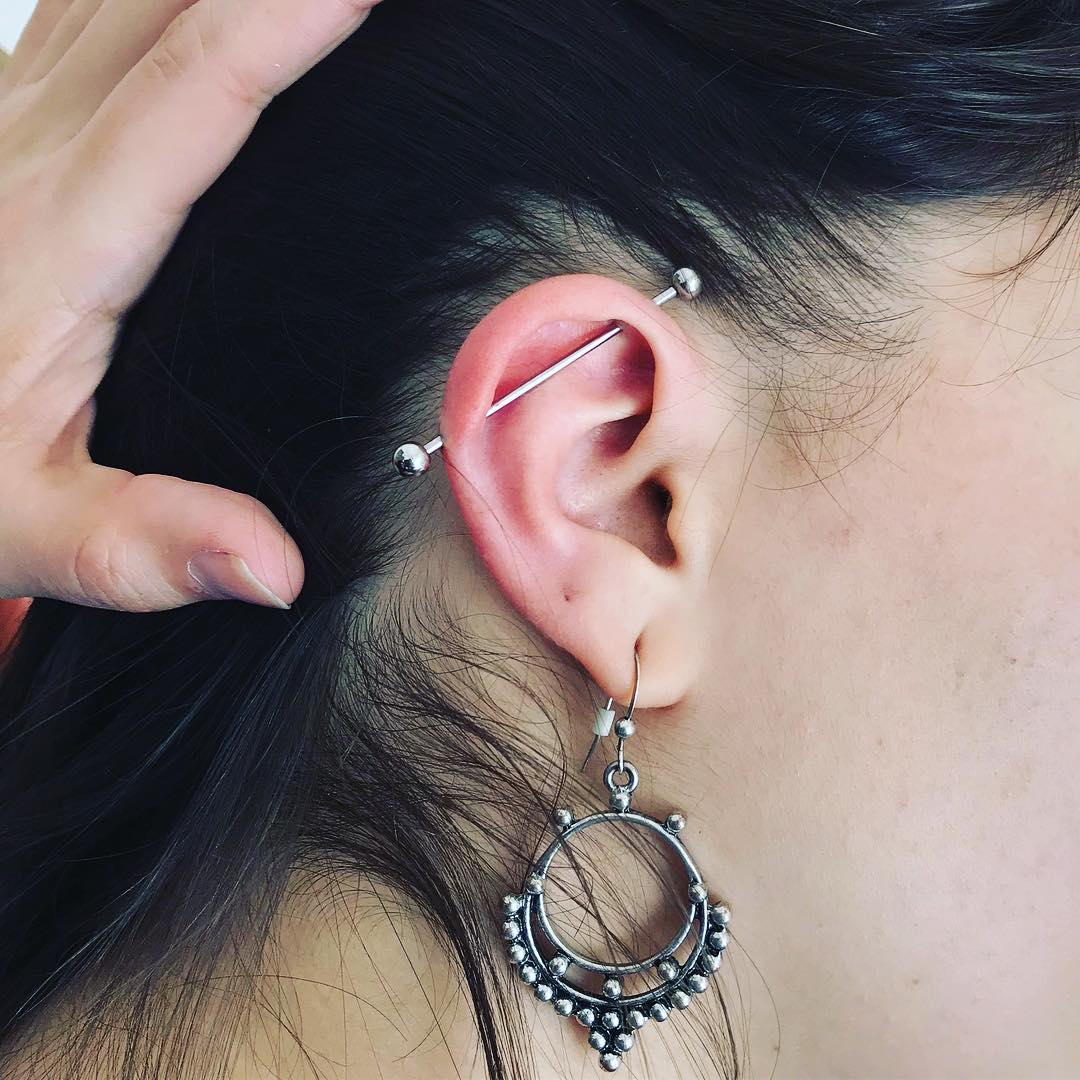 Piercing transversal: dúvidas, cuidados e fotos para querer furar a ...