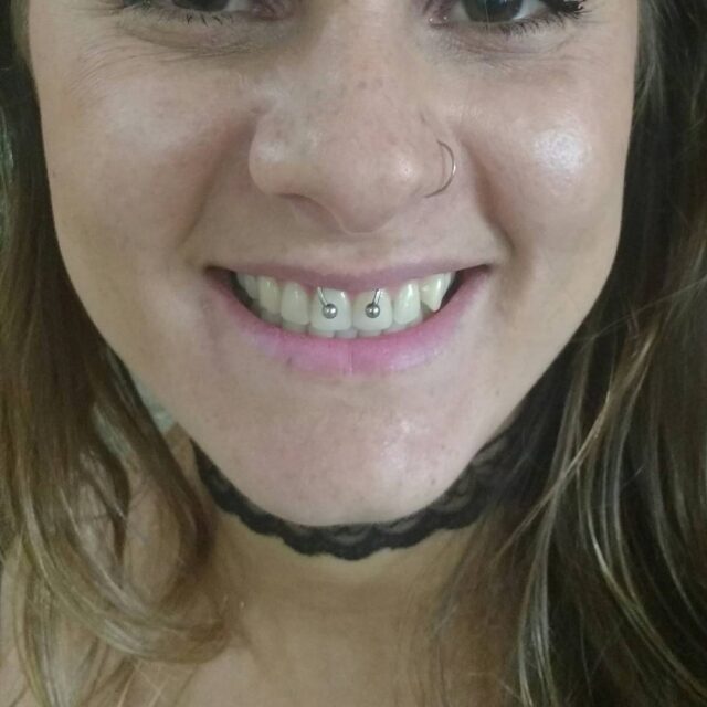 Piercing no smile: 40 inspirações e dicas para valorizar o seu sorriso
