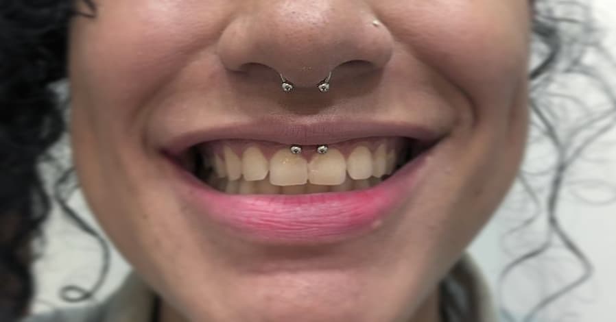 Piercing no smile: 40 inspirações e dicas para valorizar o seu sorriso