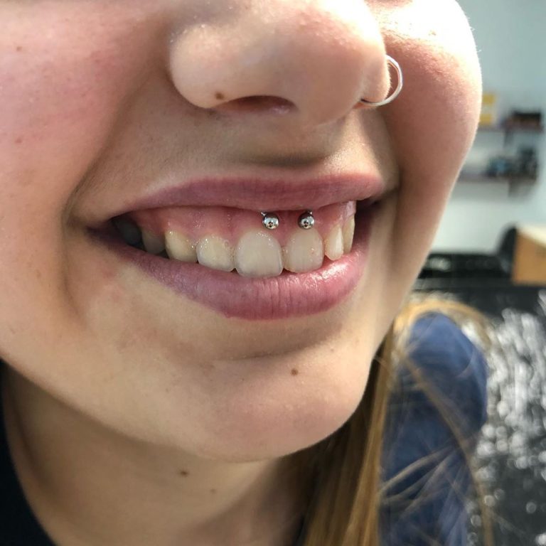 Piercing no smile: 40 inspirações e dicas para valorizar o seu sorriso