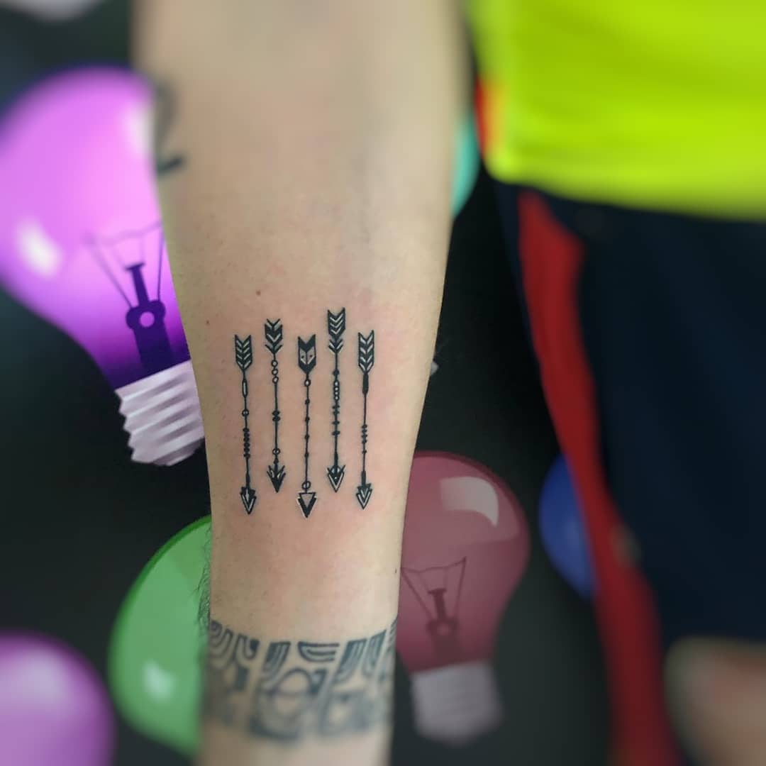 Tatuagem de flecha: significados e 65 ideias encantadoras [FOTOS]