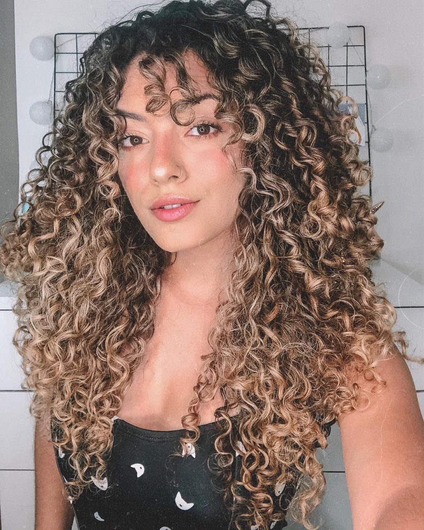 Mega hair cacheado: técnicas, cuidados e 20 fotos desse visual poderoso