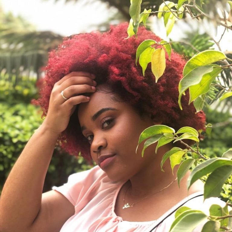 Cabelos vermelho cereja: inspirações e dicas para madeixas poderosas