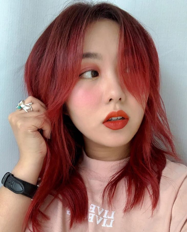 Cabelos vermelho cereja: inspirações e dicas para madeixas poderosas