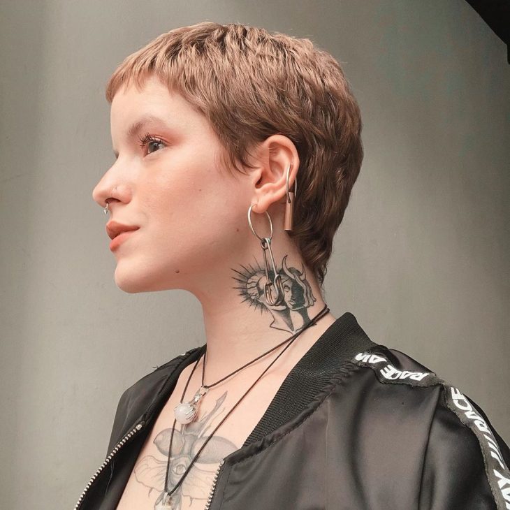 Cabelo curto liso: 60 ideias de cortes para um visual moderno e estiloso