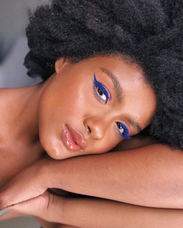 Delineador colorido: tutoriais, técnicas e fotos para se jogar nas cores