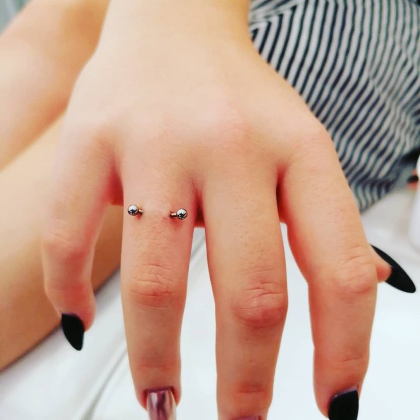 Piercing no dedo: dicas, cuidados e fotos para escolher o seu