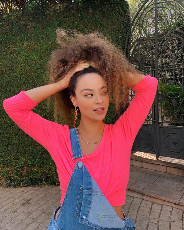 Roupa neon: 30 looks para adotar a tendência e não passar despercebida