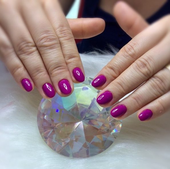 Unhas redondas: passo a passo e 25 fotos para deixar suas mãos incríveis