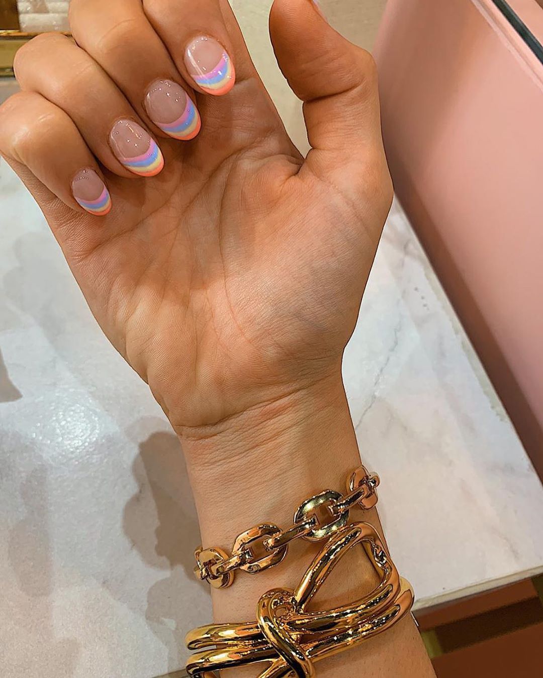 Unhas redondas: passo a passo e 25 fotos para deixar suas mãos incríveis