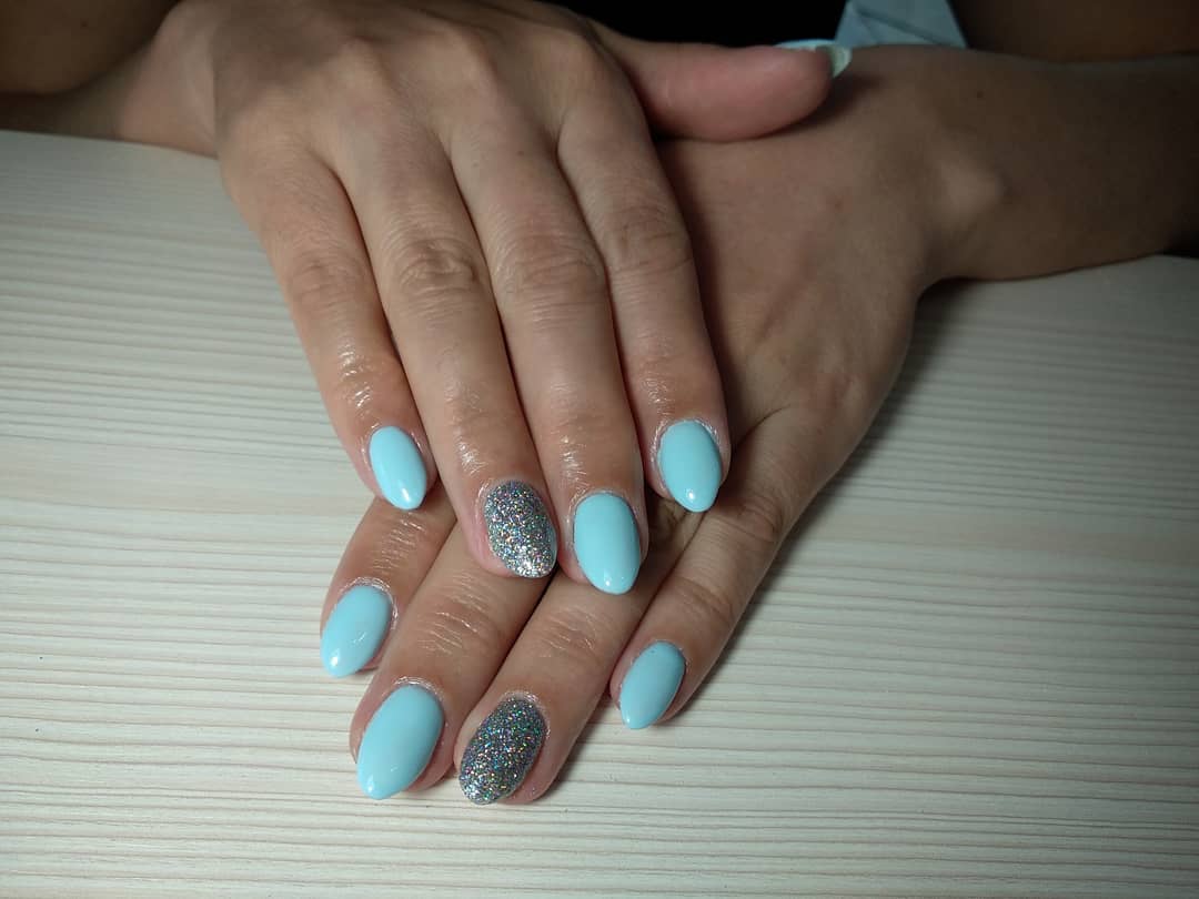 Unhas redondas: passo a passo e 25 fotos para deixar suas mãos incríveis