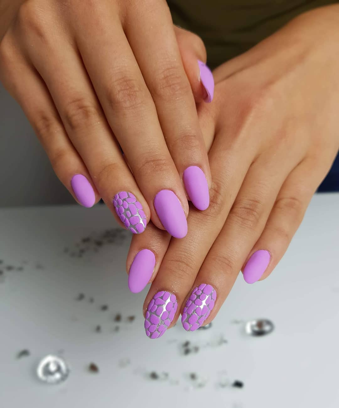 Unhas redondas: passo a passo e 25 fotos para deixar suas mãos incríveis