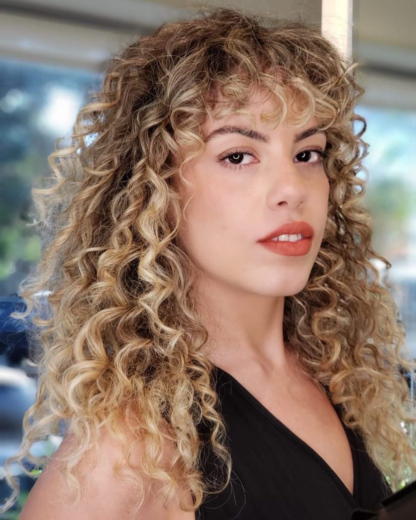 Cabelo cacheado com franja: 30 sugestões e como finalizar os fios