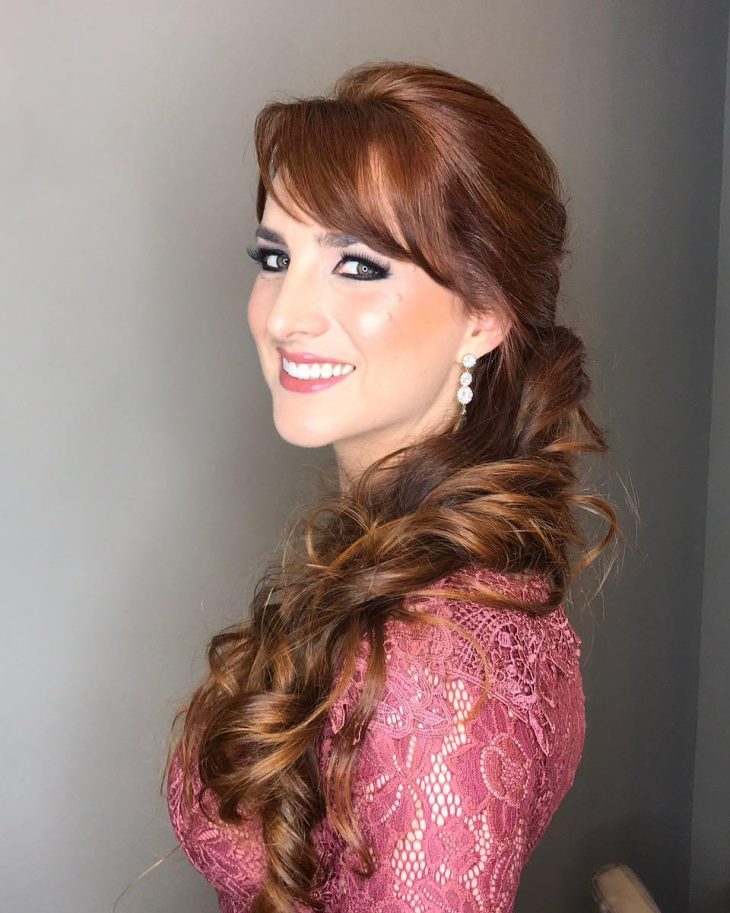 Penteados com franja: dicas e tutoriais para ser a estrela da festa