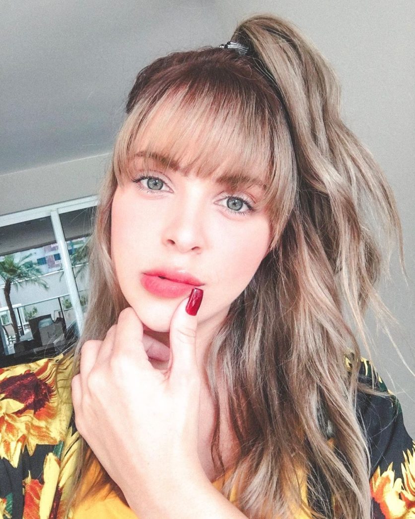 Penteados com franja: dicas e tutoriais para ser a estrela da festa