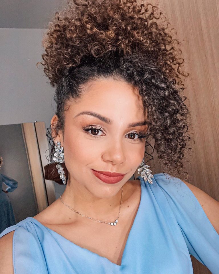 Coque abacaxi: 25 modelos lindos e dicas para fazer o penteado em casa