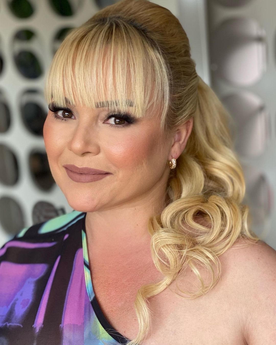 Penteados com franja: dicas e tutoriais para ser a estrela da festa