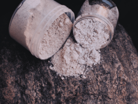 Argila roxa: 5 benefícios, como usar e onde comprar esse produto natural