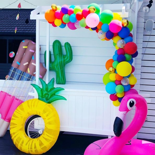 Pool party: como fazer uma festa colorida e divertida na piscina