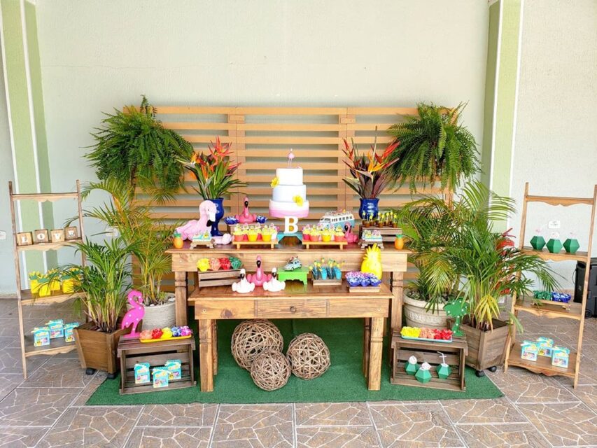 Pool party: como fazer uma festa colorida e divertida na piscina