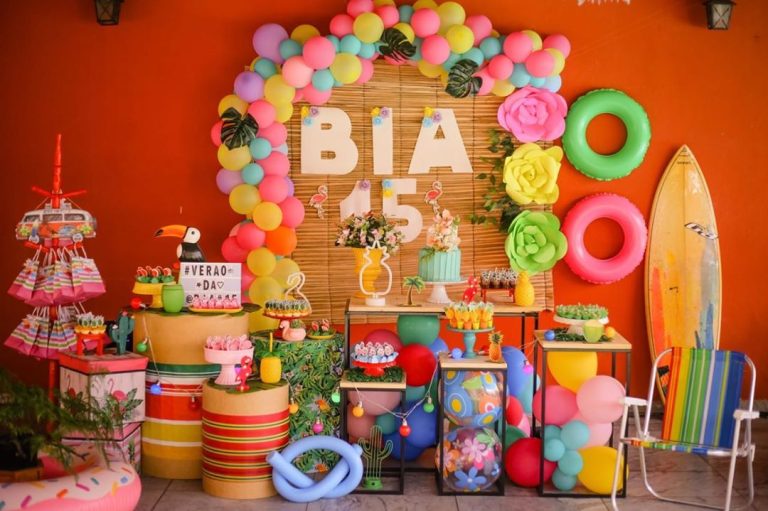 Pool party: como fazer uma festa colorida e divertida na piscina