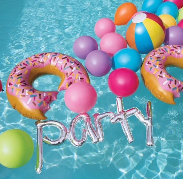 Pool party: como fazer uma festa colorida e divertida na piscina
