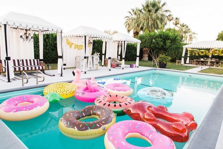 Pool party: como fazer uma festa colorida e divertida na piscina