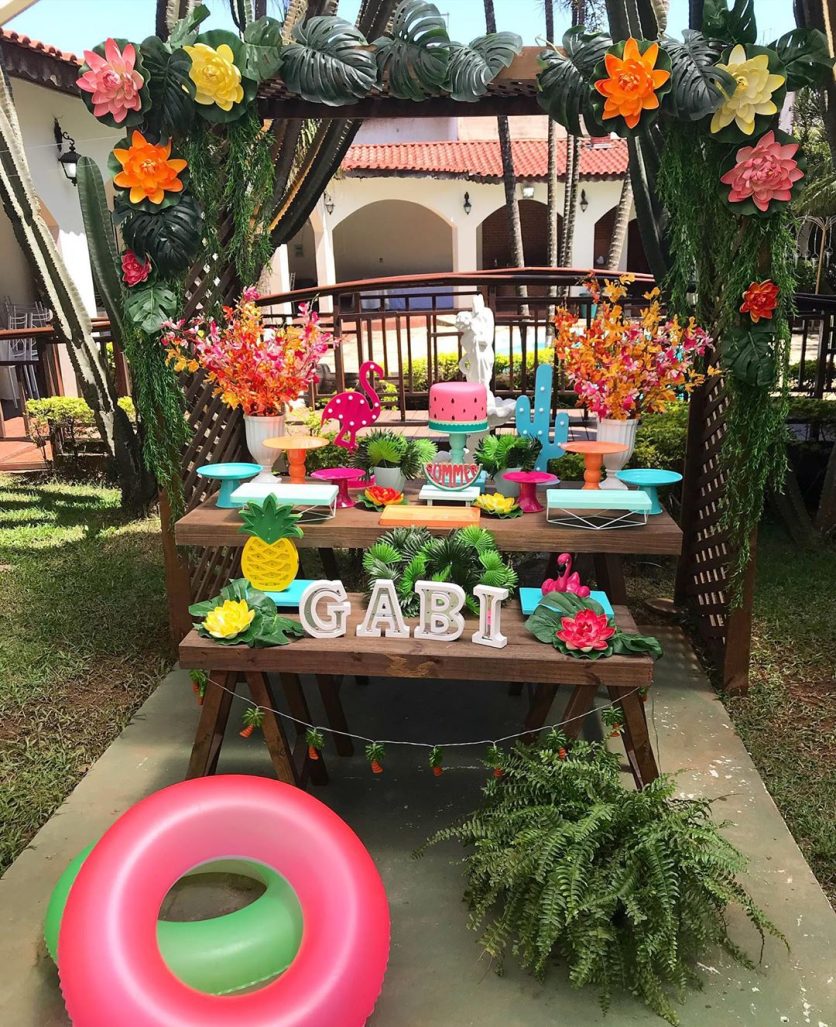 Pool party: como fazer uma festa colorida e divertida na piscina